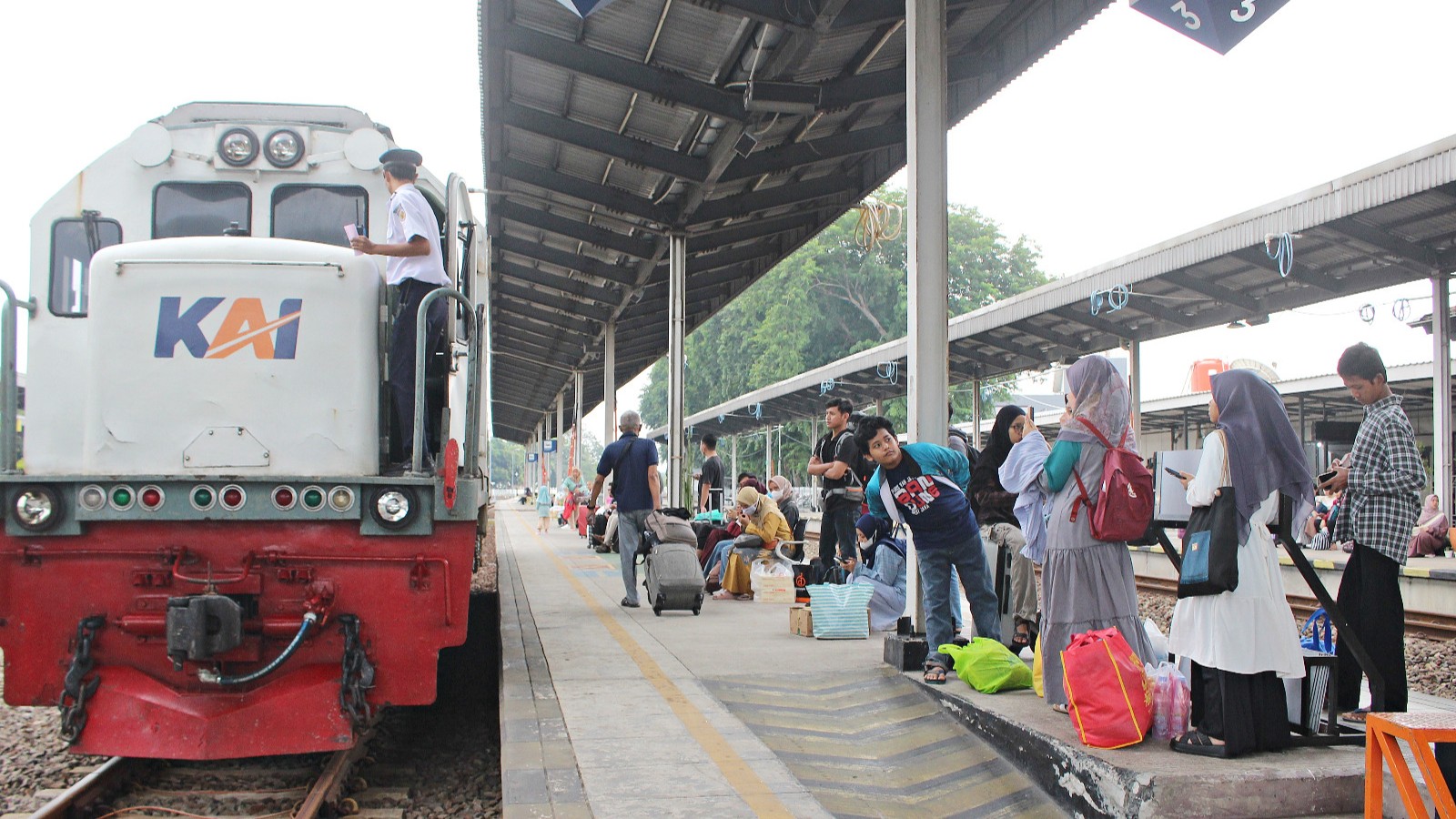 KAI Daop 3 Cirebon Layani 4 Juta Penumpang Sepanjang 2025, Dorong ...